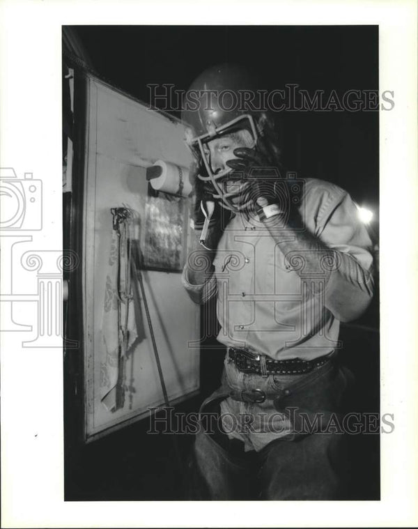 1990 Press Photo Cowboy polo player Herman Thiele readies for practice ...