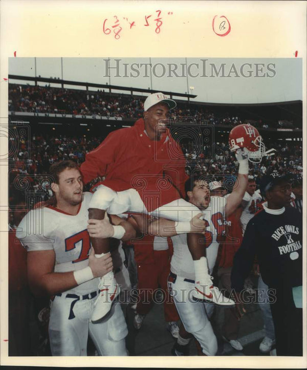 1989 Press Photo U of Houston football player Andre Ware is carried by ...