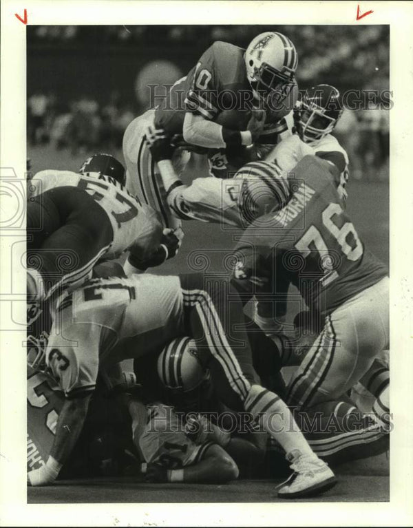 1985 Press Photo Oiler Butch Woolfolk gets Eric Moran blocking help ...