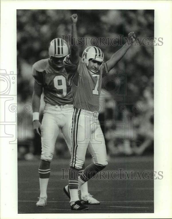 1990 Press Photo Houston Oilers kicker Tony Zendejas celebrates a fiel ...