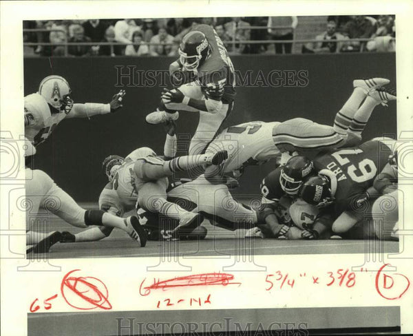 1982 Press Photo Giants' Butch Woolfolk blasts for yardage for a first ...