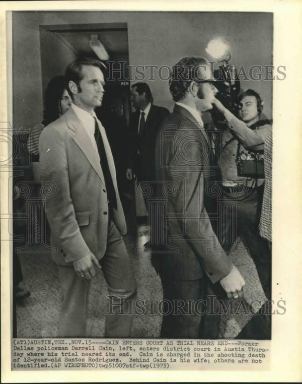 1973 Darrell Cain, wife entering courtroom as trial nears end, TX ...