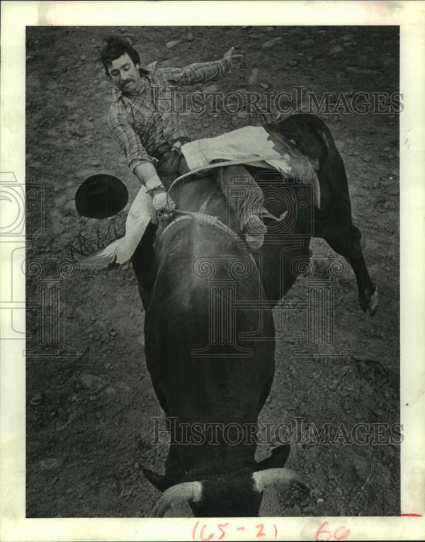 1983 Bull rider Philip Fournier loses his hat during Houston Rodeo ...