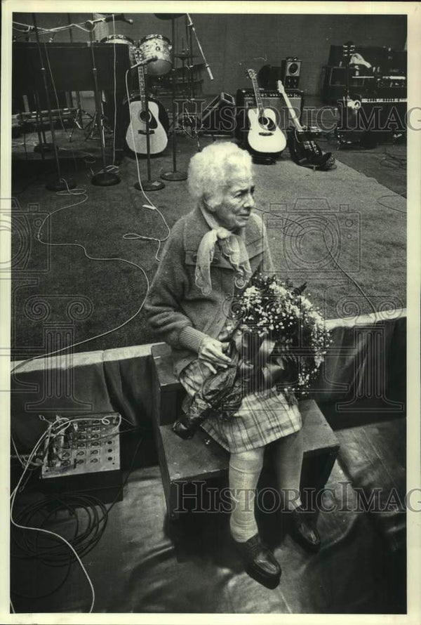 1979 Annie Whitney, 93, Rosenberg, TX, given flowers during concert ...
