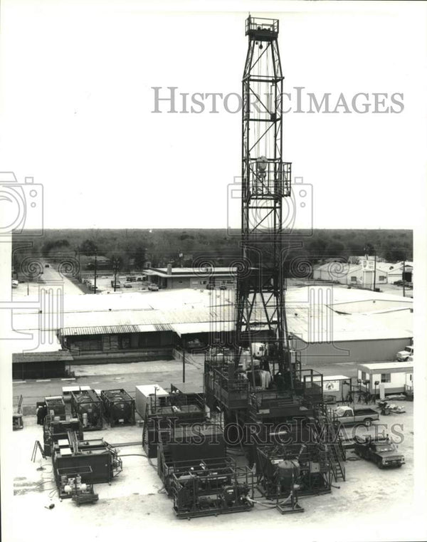 1994 Press Photo Modular platform workover oil rig, Sundowner VI, in C ...