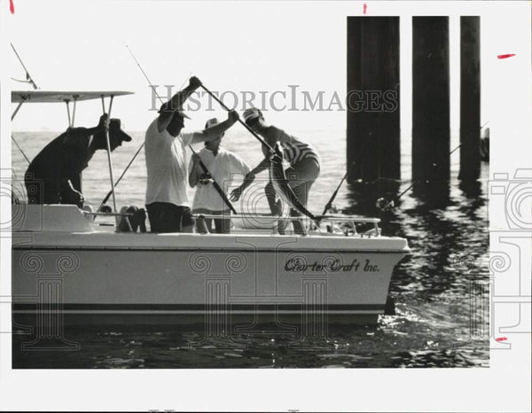 1985 Press Photo Archie Robertson, wife and friends saltwater fishing ...