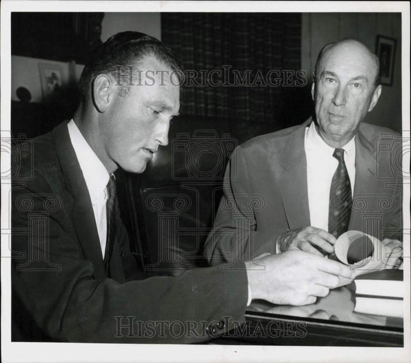1958 Press Photo Judge Allen Hannay and law clerk Ford Hubbard view do ...