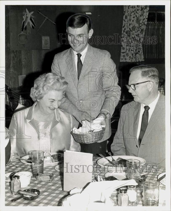 1967 Press Photo Mike Lewis serves Judge and Mrs. John Compton. - hpa5 ...
