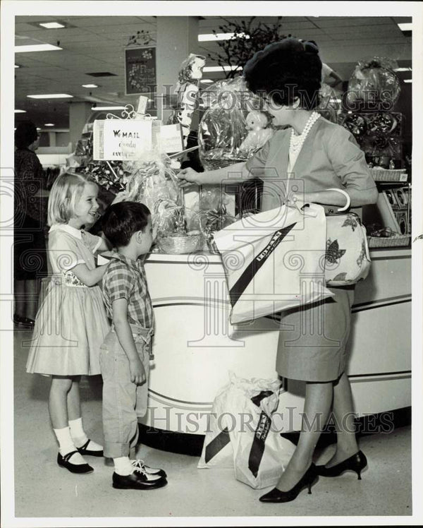 1962 Press Photo Children Choosing Easter Baskets with Mother - hpa893 ...