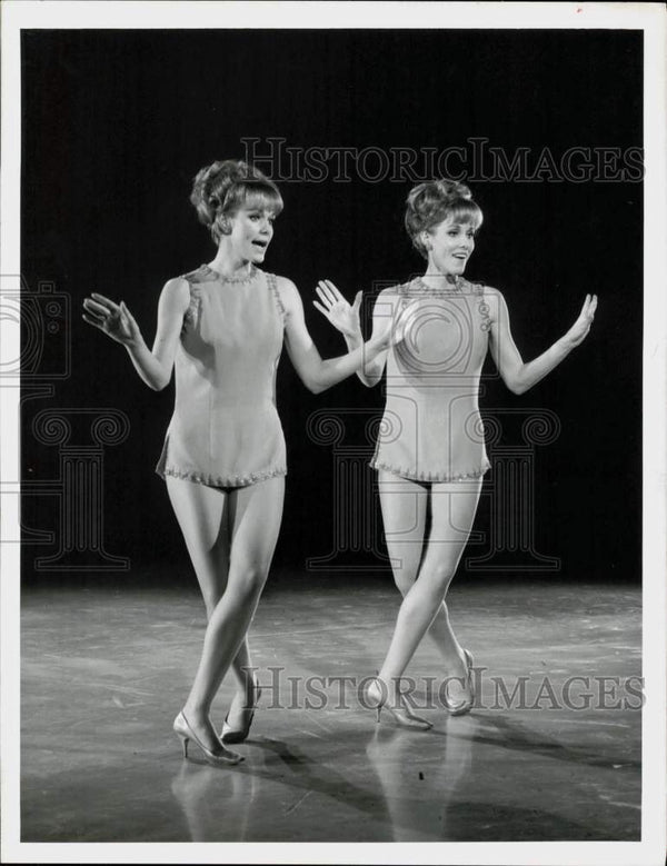Press Photo The Kessler Twins on "Continental Showcase," on CBS Televi ...