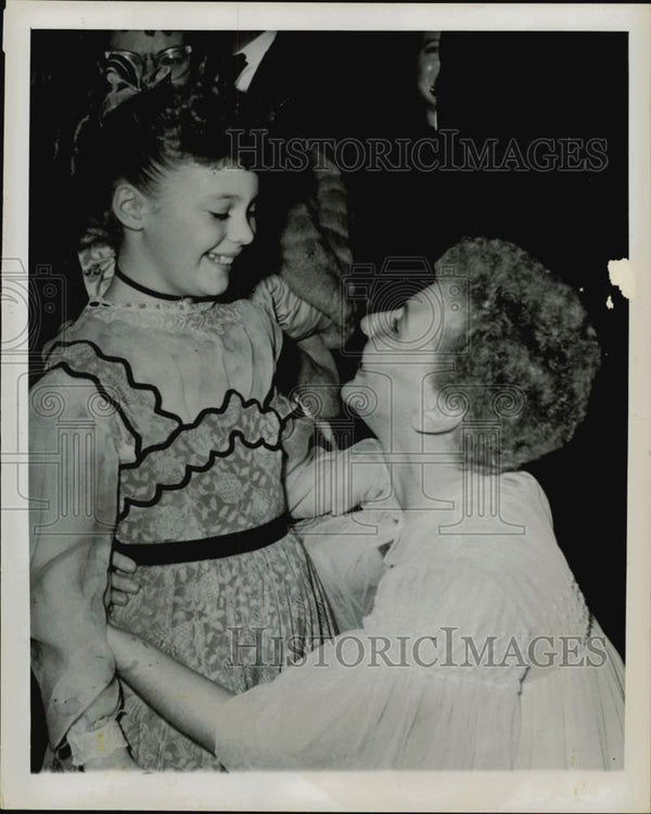 1951 Press Photo Actress Mary Martin with Daughter at London's Theater ...