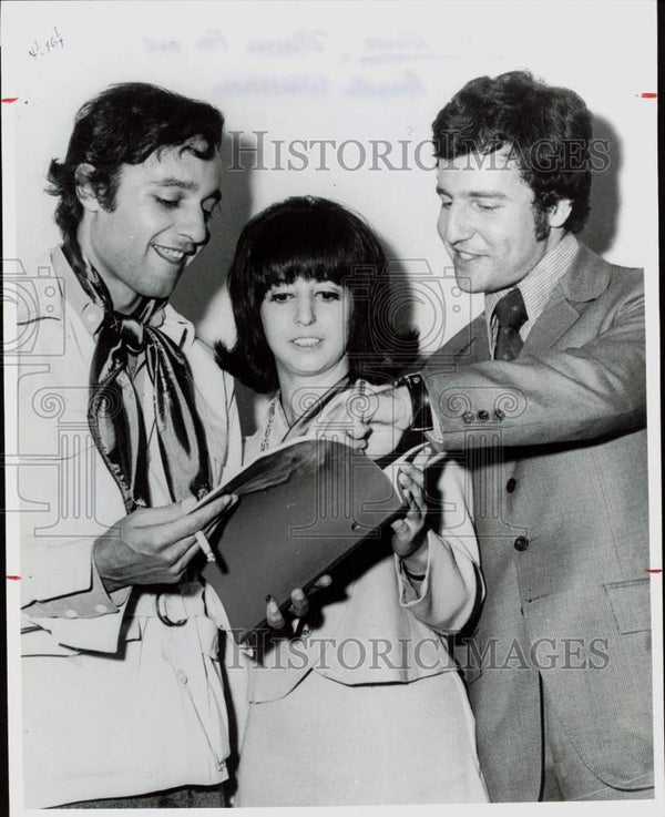 Press Photo Actor Sal Mineo with producers, Maxine Fox and Kenneth Wai ...