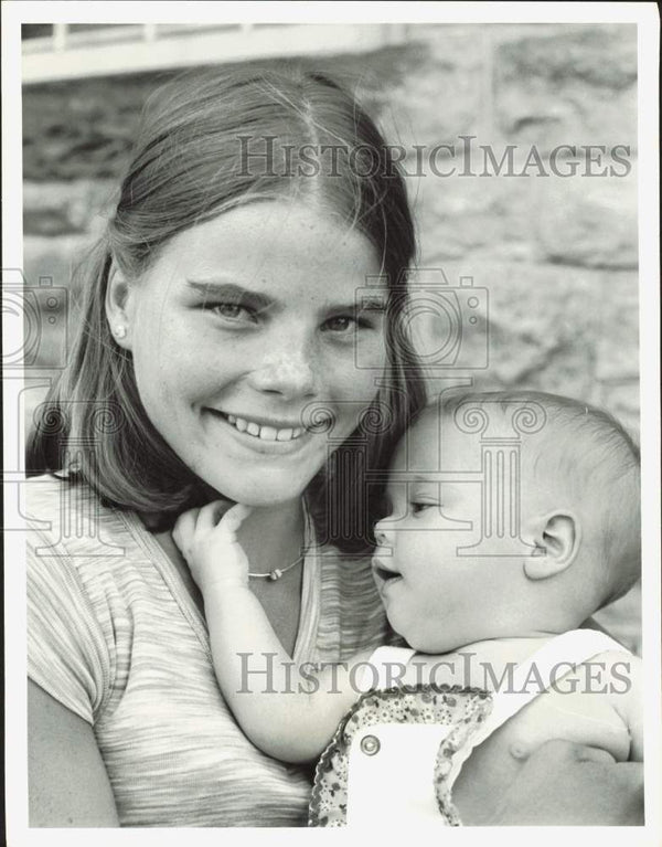 1977 Press Photo Actress Mariel Hemingway, Baby in "I Want To Keep My ...