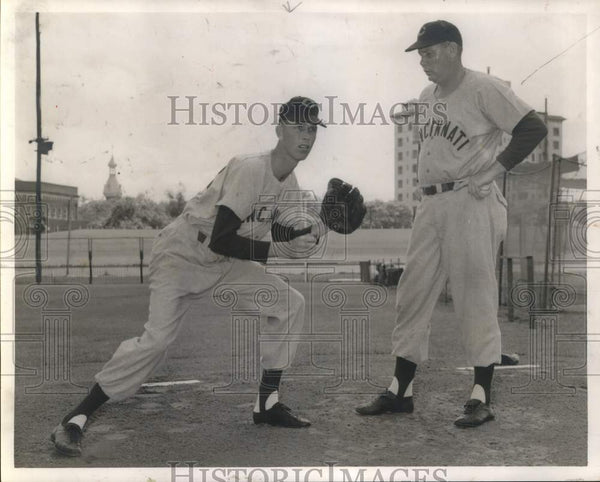 1955 Press Photo Tom Ferrick gives pitcher Jim Pearce advice. - hps138 ...