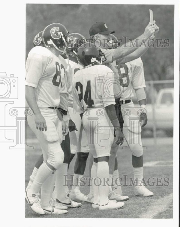 1984 Press Photo Houston Gamblers football players with coach during p ...