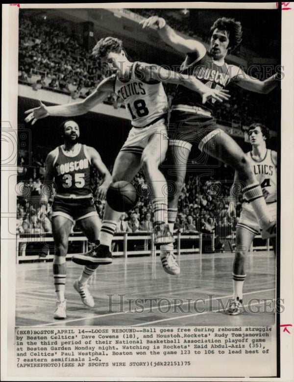 1975 Press Photo Houston Rockets Battle the Celtics in Basketball Game ...
