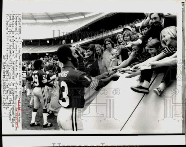 1973 Press Photo Washington Redskins players and fans in Anaheim, Cali ...
