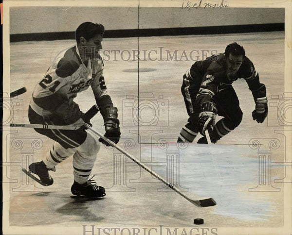 1968 Press Photo Houston Apollos hockey player Garry Monahan swings in ...