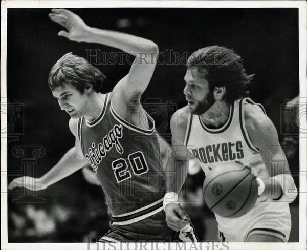 1975 Press Photo Houston Rockets Mike Newlin dribbles past Laskowski i ...