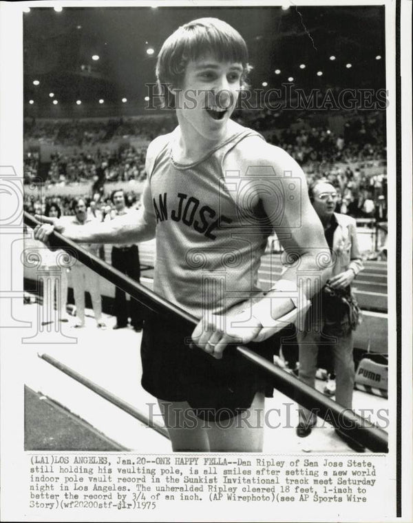 1975 Press Photo Pole vaulter Dan Ripley sets new record at Sunkist In ...