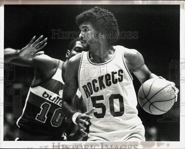 1979 Press Photo Rockets' basketball player Robert Reid guarded by Bob ...