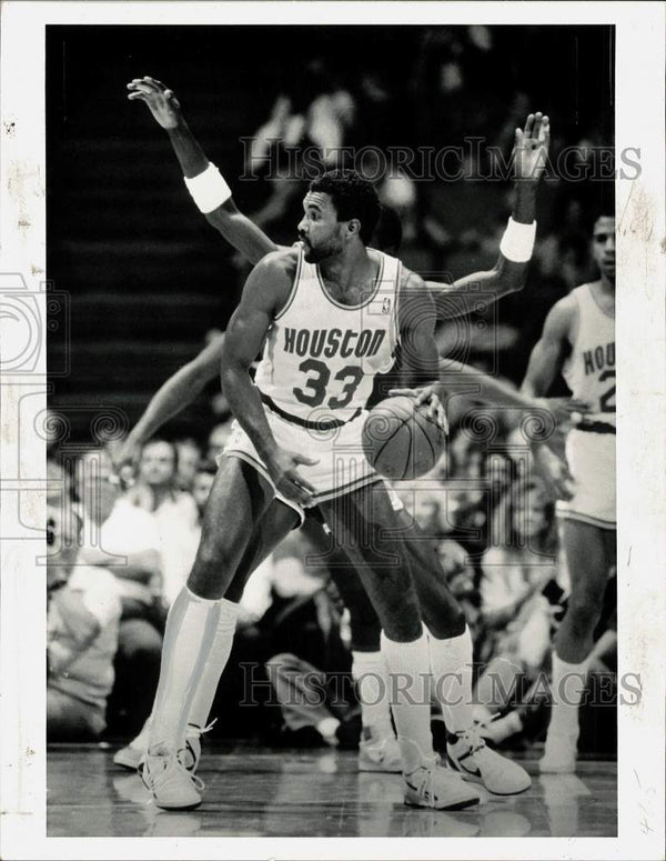 1986 Press Photo Rockets basketball player Robert Reid framed by guard ...