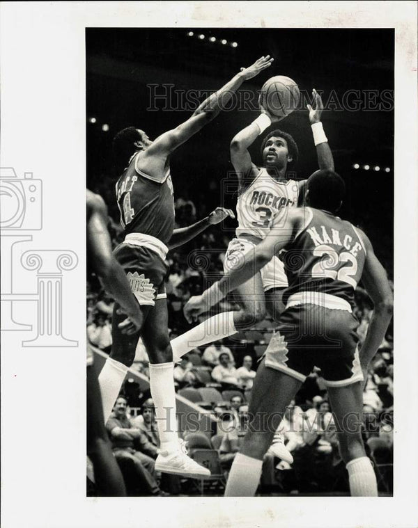 1986 Press Photo Rockets' Robert Reid takes aim during basketball game ...
