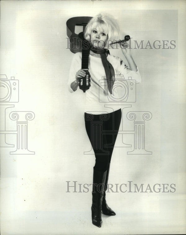 1965 Press Photo Chero singer debuts with Xavier Cugat at Sands Club ...