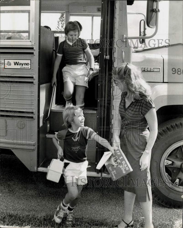 1980 Press Photo Mrs. Judy Zucker greets her sons at school bus in Dad ...