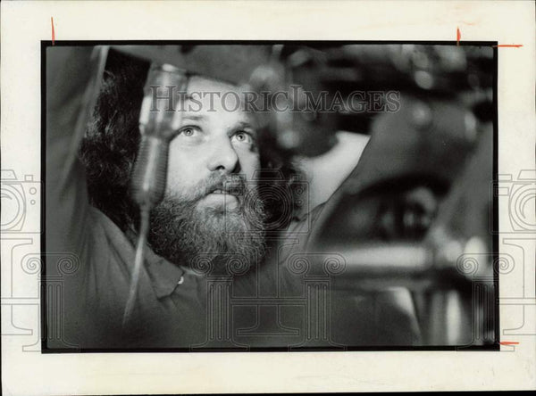 1975 Press Photo Ron Stark removes bolts of a vehicle at Hoff Transmis ...
