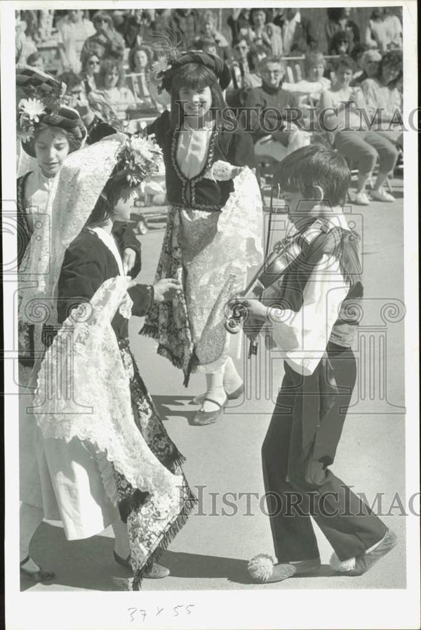 1986 Press Photo Fiddler Theodore Primis leads dancers during Greek Fe ...