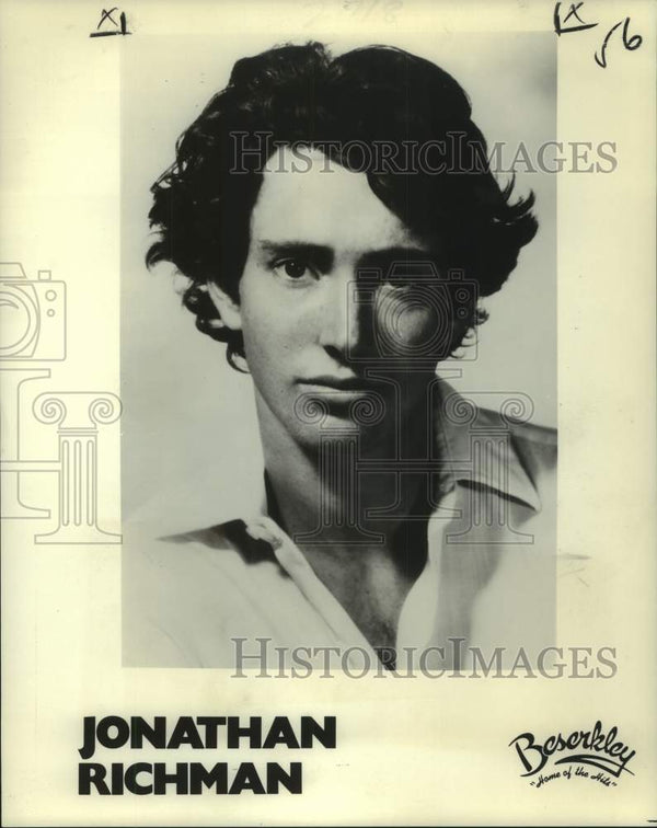 1977 Press Photo American singer Jonathan Richman posing for a portrai ...