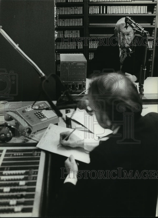 1982 Police Chief Breier at WISN; moderator Don Froehlich - Historic Images