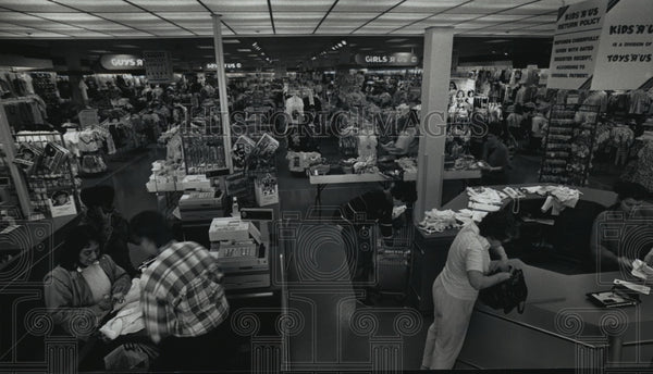 1990 Weekend shoppers check out at the Kids R'Us clothing store ...