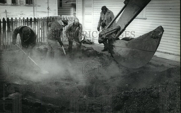 1984 Wisconsin State Crime Laboratory supervising the digging ...
