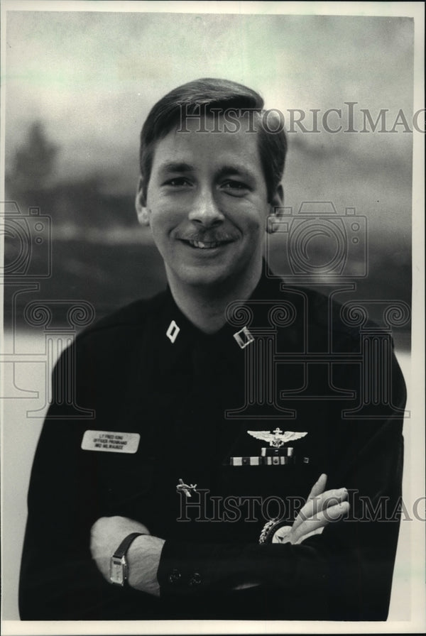 1986 Lt Fred King, recruiter at Milwaukee's Navy Recruiting Dist ...