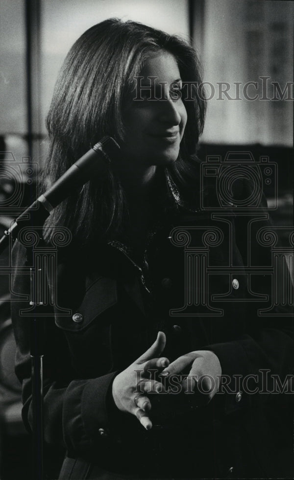 1976 Press Photo Singer Julie Budd - mja12102 - Historic Images