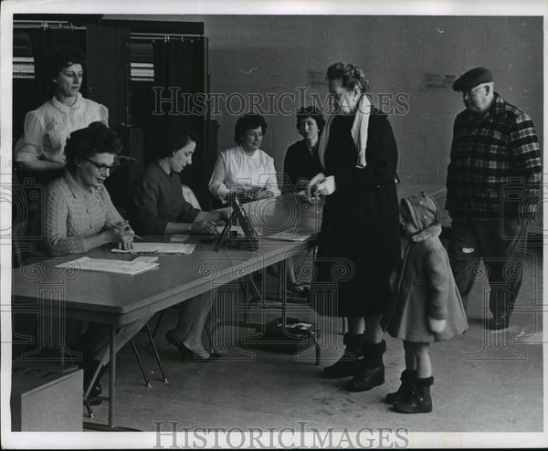 1962 Voting in Milwaukee county's primary election - Historic Images