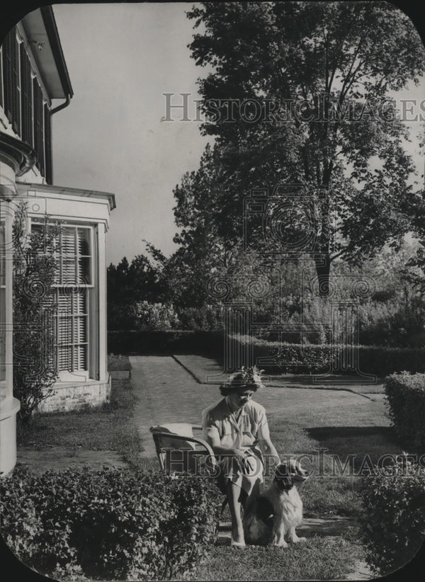 1946 At home of Mr. and Mrs. George B. Downing - Historic Images