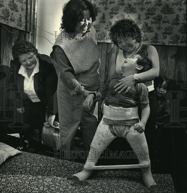 1987 Verna Bowman of the Visiting Nurses Association w/ patients ...