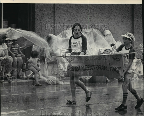 1984 The first kids in the parade got soaked - Historic Images