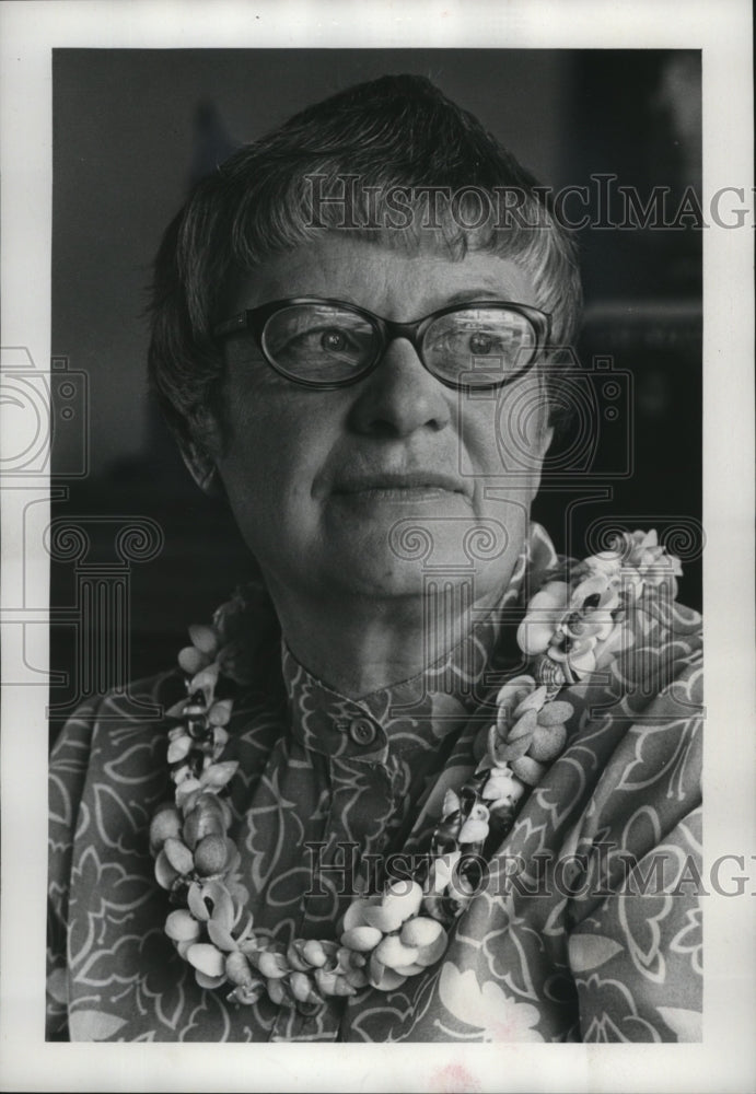 1978 Dorothy White, Delafield's mayor in her home. - Historic Images