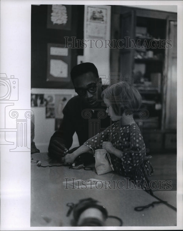 1965 Press Photo Excell Land showed Kathy Fischer how to string beads ...