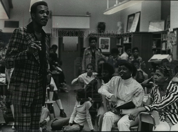 1976 Press Photo Actor Ralph Wilcox speaking at Roosevelt Junior High ...