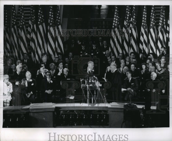 1965 Press Photo Knowles sworn in by Supreme Court Justice George Curr ...