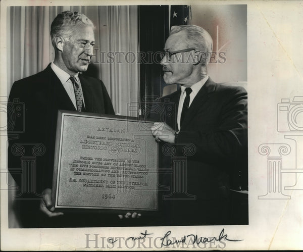 1965 Press Photo Gov Warren Knowles received plaque for Aztalan State ...