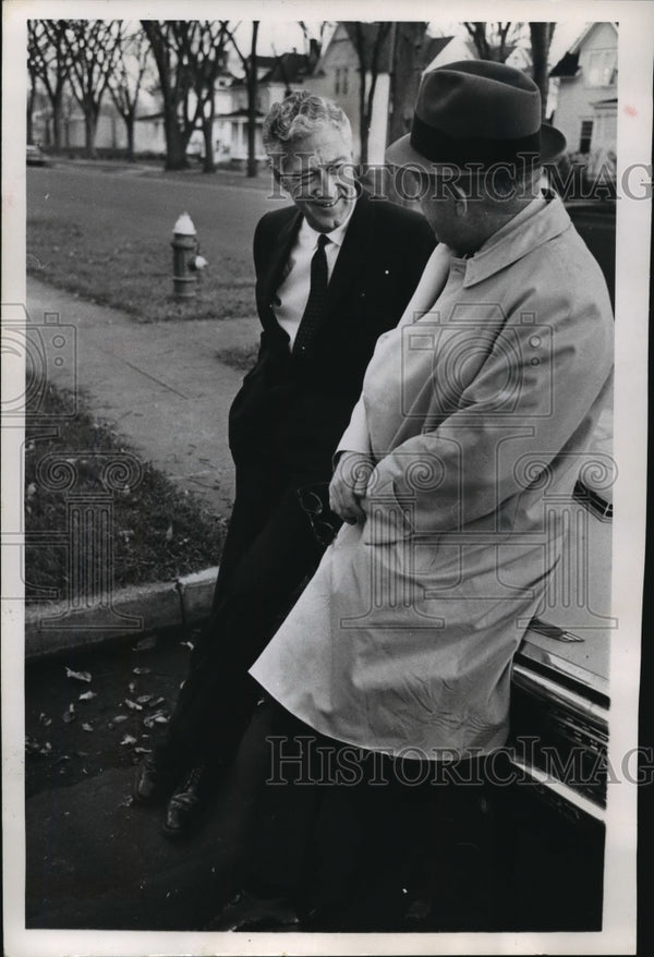 1964 Press Photo Gov Warren Knowles exchanged ideas with Edwin J Cashm ...
