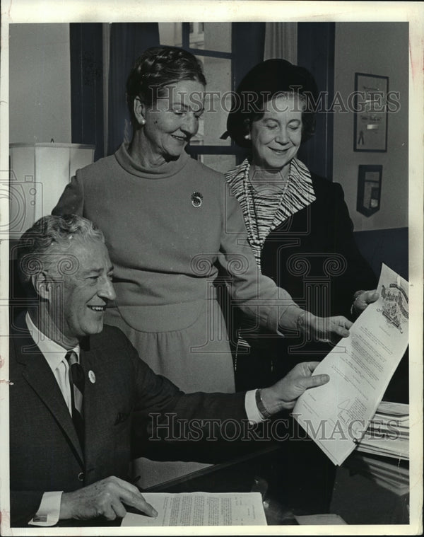 1965 Press Photo Governor Knowles of Wisconsin signs a proclamation ...