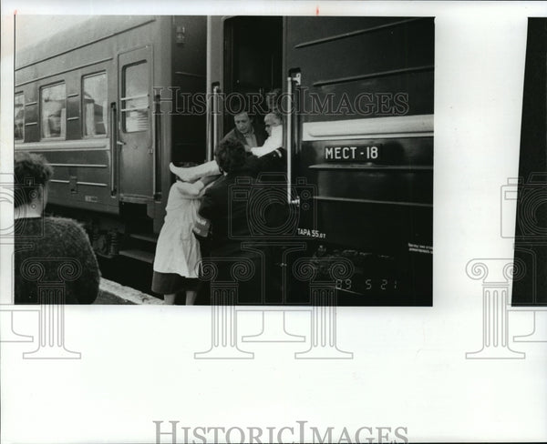 1989 Press Photo The injured Ruth Wilson carried off the train at Buka ...