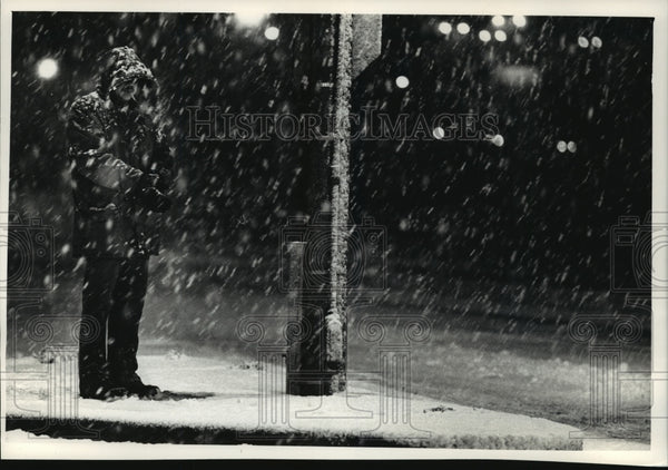 1990 Press Photo Scott Caswell, Glendale resident waiting on the corne ...